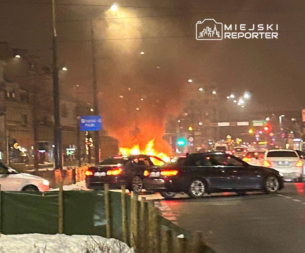 Warszawa: Pożar auta na Pradze-Północ. Pojazd spłonął doszczętnie