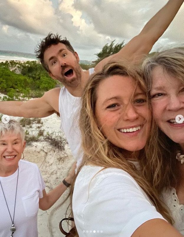 Blake Lively pozuje w stroju kąpielowym DWA MIESIĄCE po porodzie. Fani ...