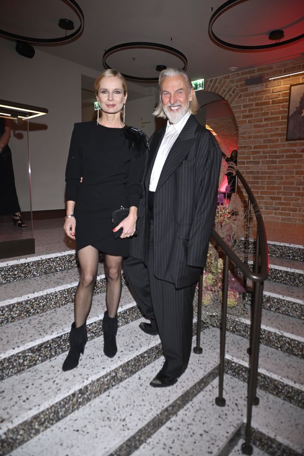 Odsłoniła zgrabne nogi na gali. Spójrzcie tylko na tę sukienkę - Pudelek