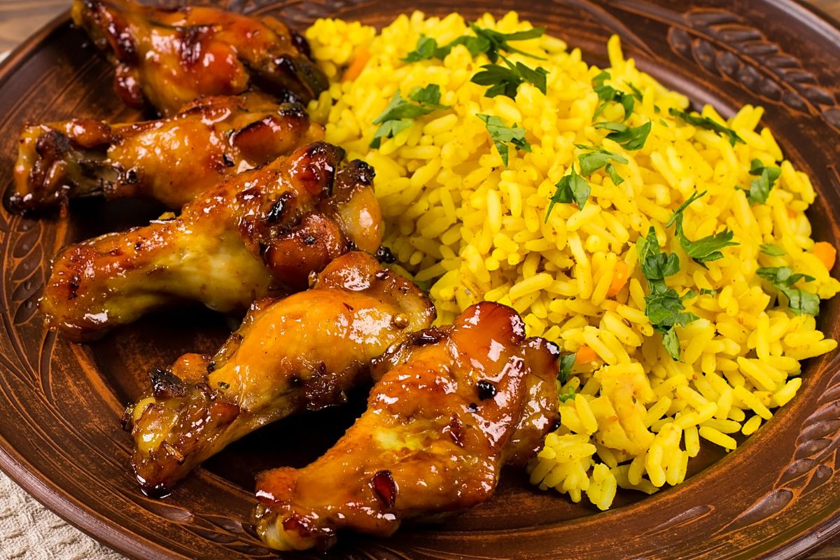 Kładę pałki na ryżu i wstawiam do piekarnika. Obiad robi się sam, a ja zbieram laury