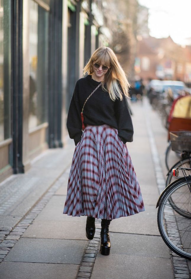 Spódnice plisowane – pomysły na ich stylizacje i rady ekspertek