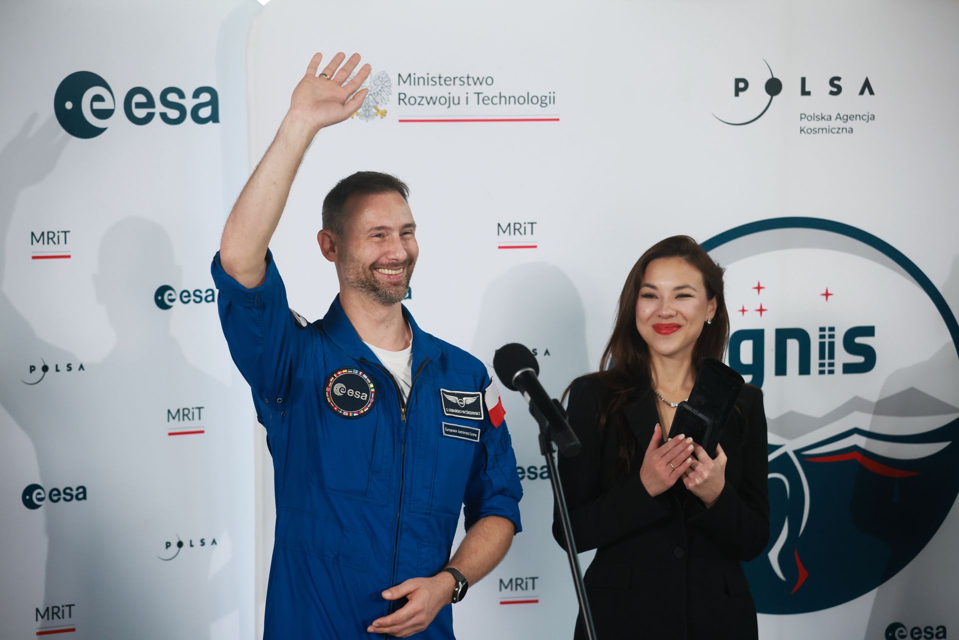"To niesamowita duma". Polski astronauta wylądował w Polsce