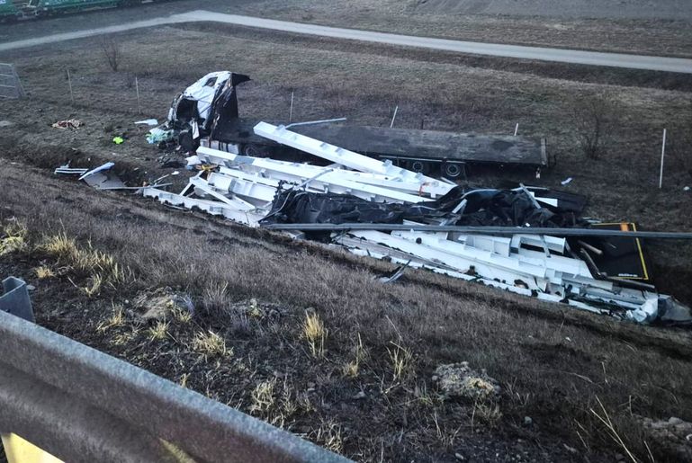 Tragiczny wypadek na autostradzie A4. Ciężarówka spadła z nasypu