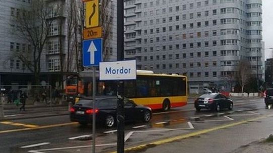 "Mordor" na Domaniewskiej. Służby szybko zajęły się tabliczką na Mokotowie