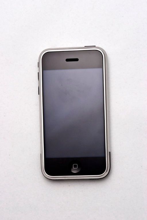 Czego brakowa o w pierwszym iPhonie Nie mia wielu funkcji
