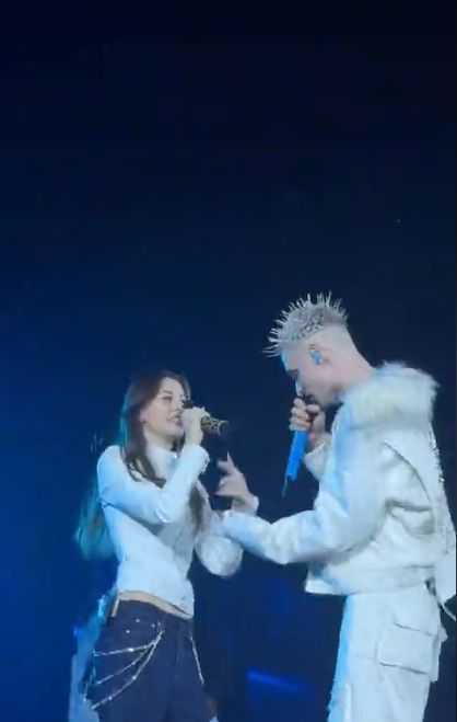 Jednak są razem? Bambi pocałowała słynnego muzyka na scenie - Pudelek