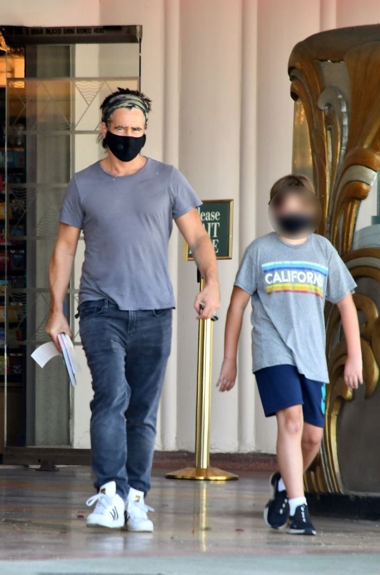 Przykładny tata Colin Farrell maszeruje w towarzystwie Henry'ego ...