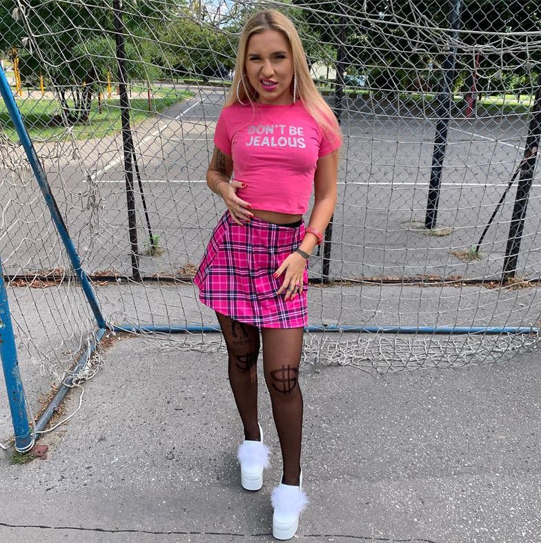 Wolna jak ptak Marta Linkiewicz w stroju Ewy relaksuje się z "psiapsi ...