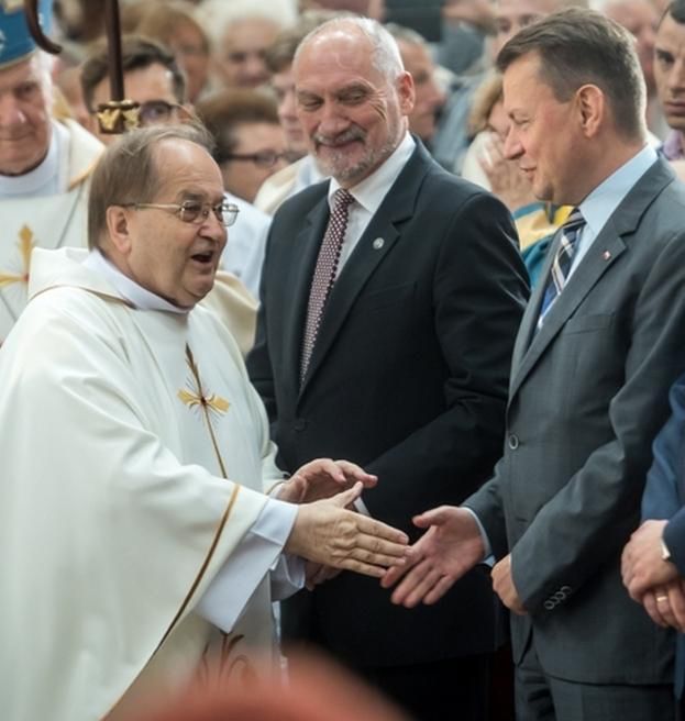Rydzyk w końcu przyznaje, skąd ma dwa Maybachy! "Przyjechał bezdomny i ...