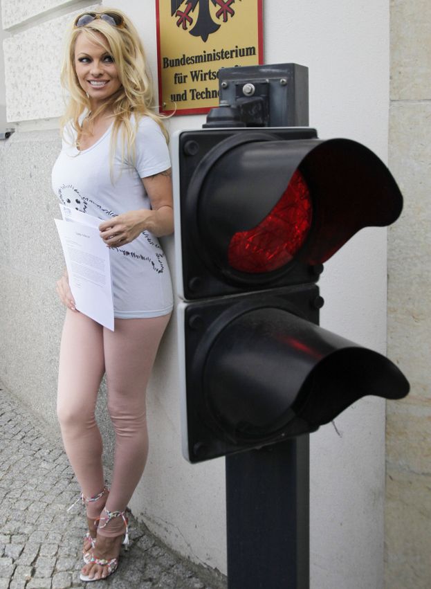 Pamela zapomniała majtek? (ZDJĘCIA) - Pudelek Pamela zapomniała majtek? (ZDJĘCIA) - Pudelek