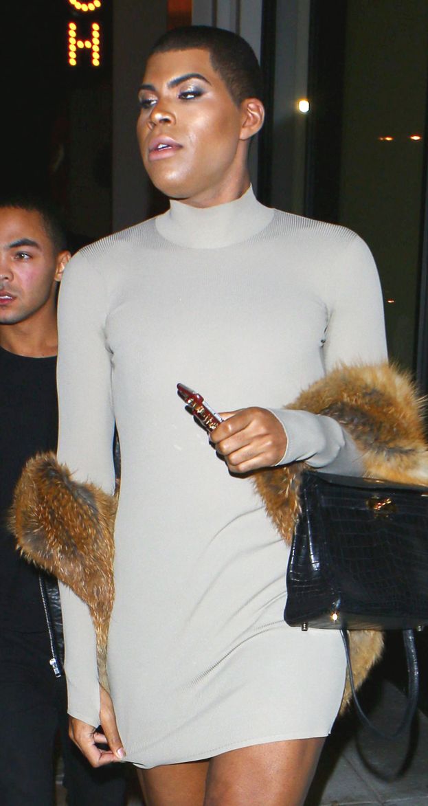 Syn Magica Johnsona w krótkiej sukience i futrze (ZDJĘCIA) - Pudelek