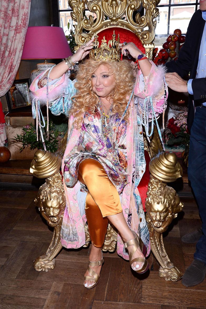 "Gipka" Magda Gessler pozuje z Waldemarem trzymającym ją za stopę w ...