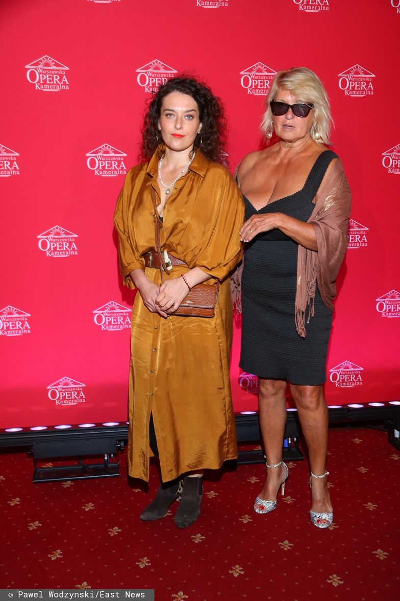 Wydekoltowana Ewa Kasprzyk lansuje się z córką na Festiwalu ...