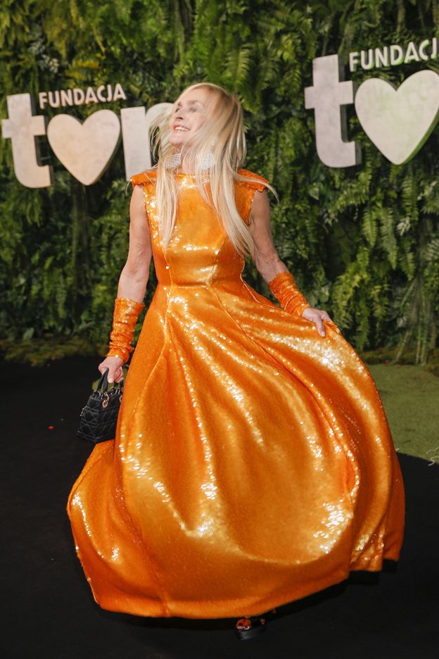 Bal Fundacji TVN 2022. Cekinowa Monika Olejnik dokazuje w blasku fleszy (ZDJĘCIA) - Pudelek