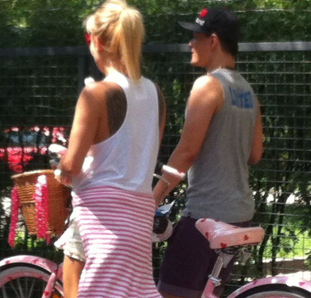 Doda na rowerze z "sobowtórem"... (FOTO) - Pudelek