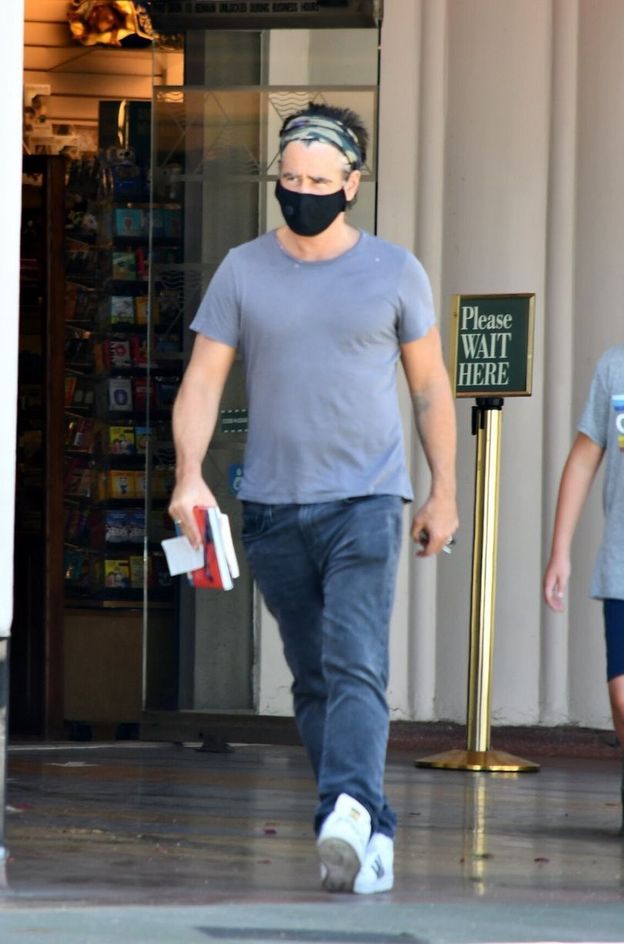 Przykładny tata Colin Farrell maszeruje w towarzystwie Henry'ego ...