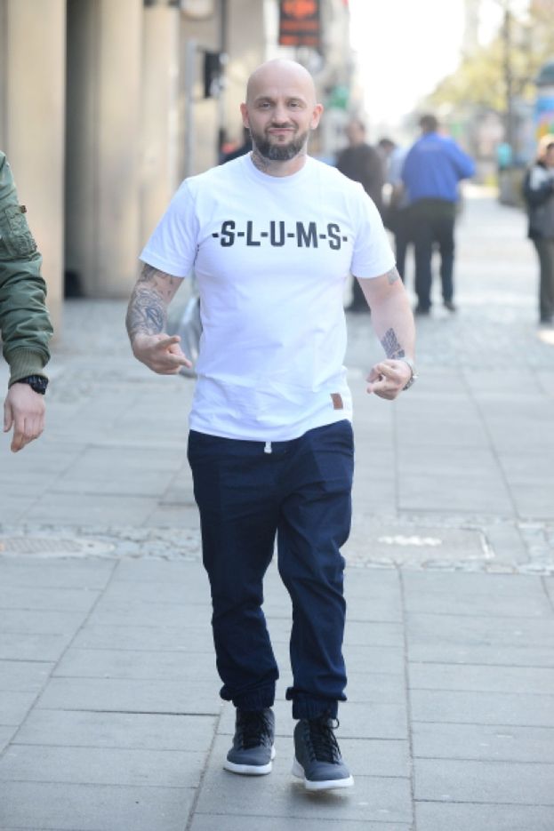 Odchudzony Rychu Peja pręży bicepsy pod TVN-em (ZDJĘCIA) - Pudelek