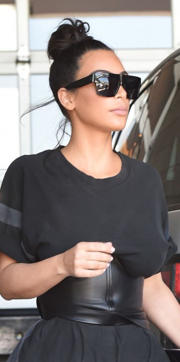 Kim Kardashian w podkoszulku i... "gorsecie" (ZDJĘCIA) - Pudelek