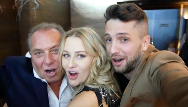 Ojczym 24-letniej Andziaks ma nową partnerkę! Jest młodsza od jego ... Ojczym 24-letniej Andziaks ma nową partnerkę! Jest młodsza od jego ...