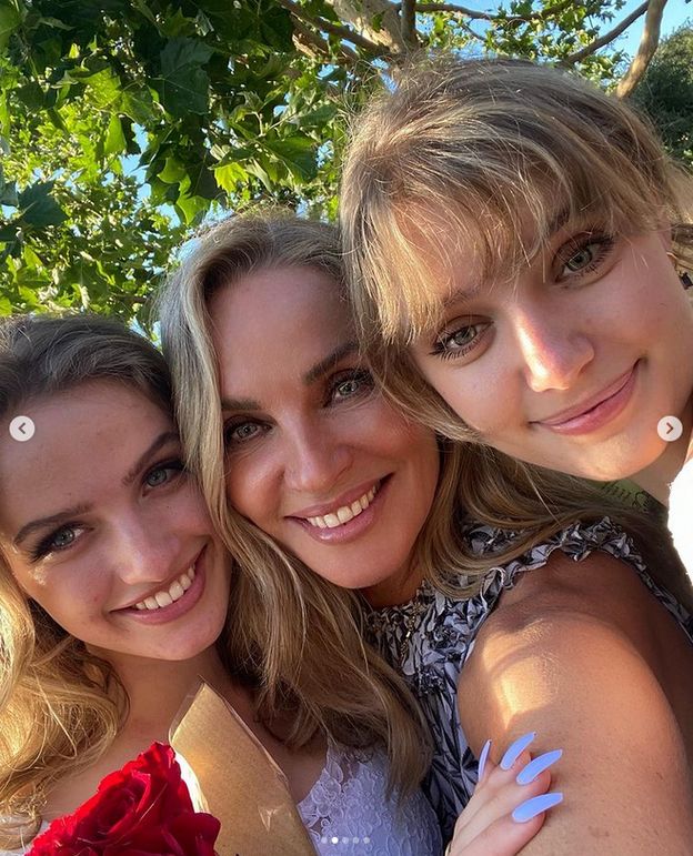 Eva Halina Rich chwali się DOROSŁYMI CÓRKAMI! Właśnie skończyły szkołę. "Nie mogłabym być ...