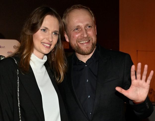 Rzadki widok. Adamczyk z młodszą o 20 lat żoną pozuje na ściance - Pudelek