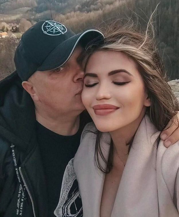 Dziewczyna Skiby miała urodziny. Dekolt na pierwszym planie - Pudelek