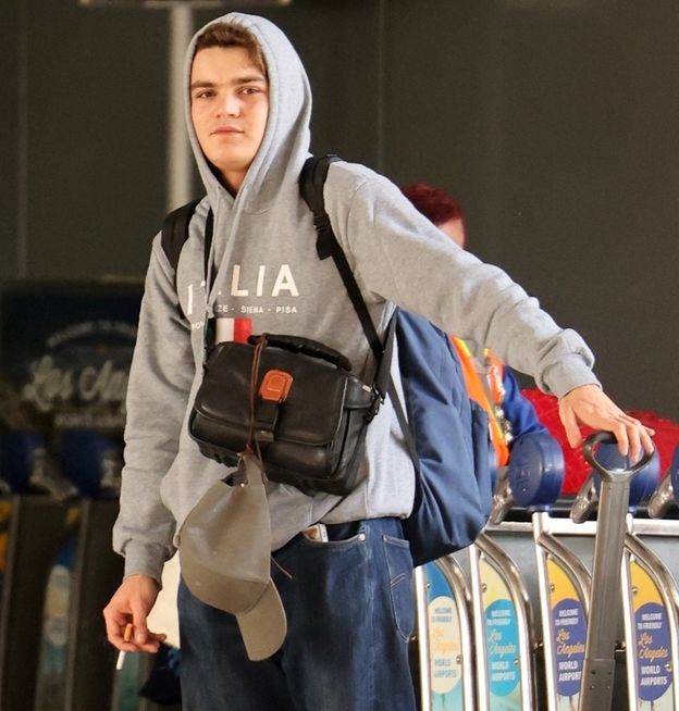 Syn Johnny'ego Deppa próbuje "pozdrowić" paparazzi środkowym palcem ...