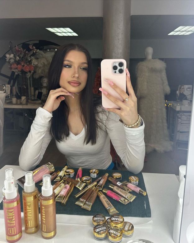 Viki Gabor pokazała szponiaste paznokcie. Fani grzmią: "To przesada ...