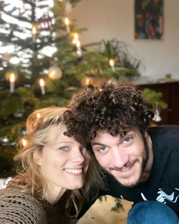 Anna Głogowska pozuje przy choince z NOWYM PARTNEREM?! "Moja ulubiona para" (FOTO) - Pudelek