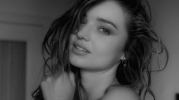 Miranda Kerr Topless Na łóżku Pudelek
