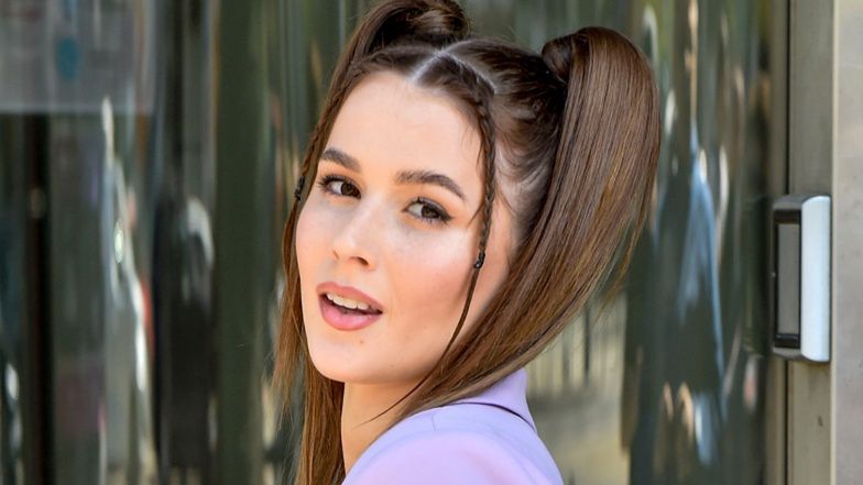 Drapieżna Roxi Węgiel wygina się w błyszczącym topie. Została twarzą ...