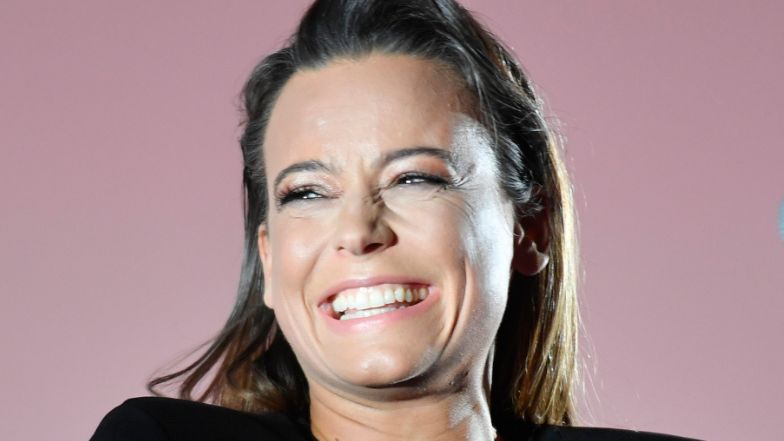 Anna Mucha WYPINA POŚLADKI przed kościołem na zdjęciu autorstwa ...