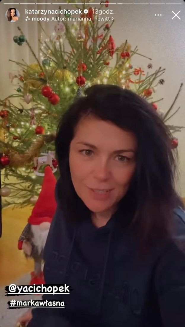 Katarzyna Cichopek pozuje na tle choinki BEZ MAKIJAŻU (FOTO) - Pudelek