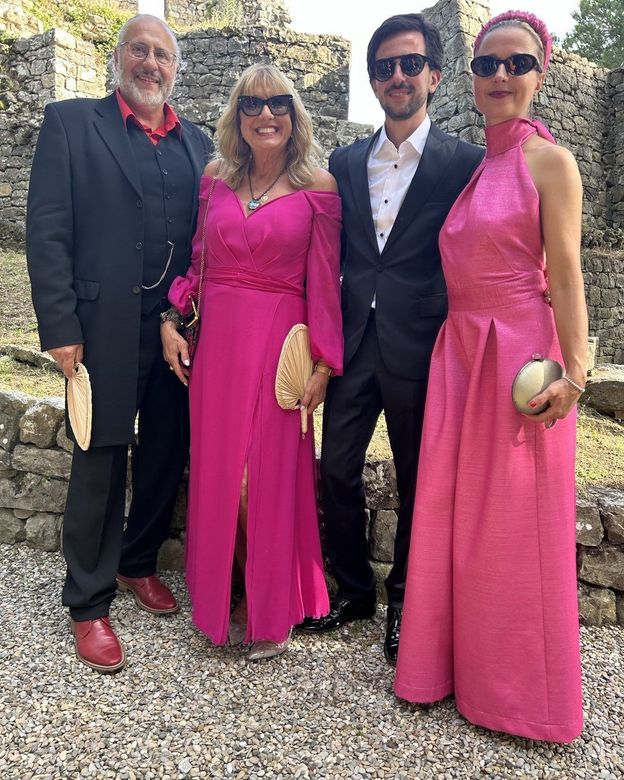 Mama Roberta Lewandowskiego ZACHWYCA w różowej kreacji i posyła gościom ...