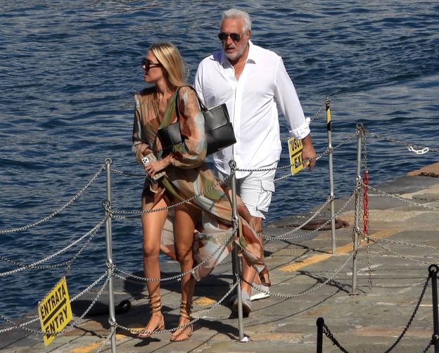 63-letni miliarder Lawrence Stroll relaksuje się na jachcie z młodszą o ...