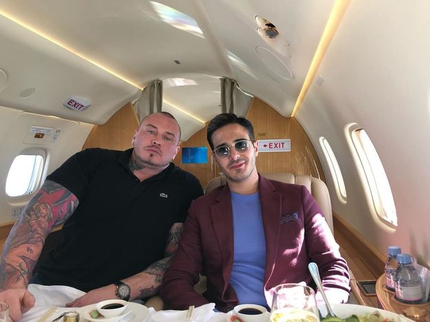 "Oszust z Tindera" bywał też w Polsce? Internauci mają DOWODY... - Pudelek