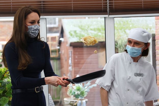 Kate Middleton w kuchni? Tak poradziła sobie z patelnią (FOTO) - Pudelek