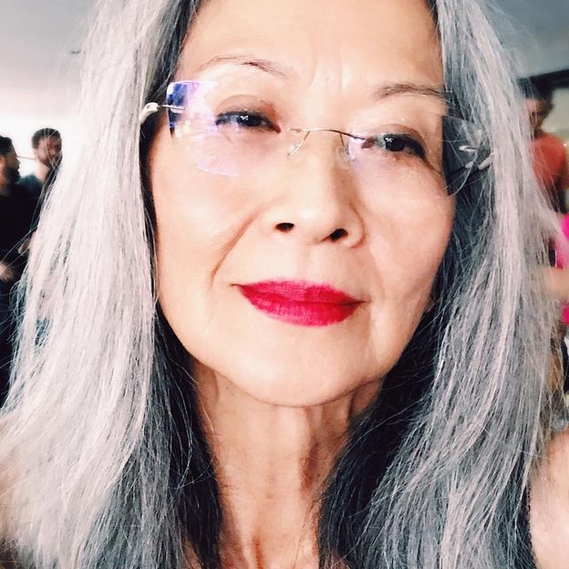 71-letnia modelka podbija branżę fashion! Jaki jest sekret jej urody ...