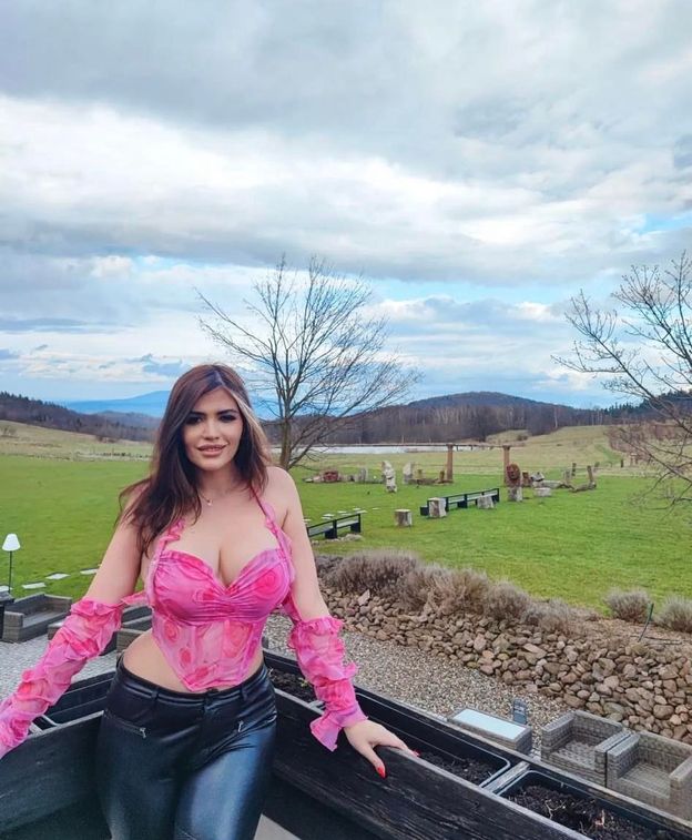 Dziewczyna Skiby miała urodziny. Dekolt na pierwszym planie - Pudelek