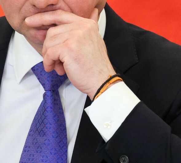 Na nadgarstku Andrzeja Dudy pojawiła się tajemnicza ozdoba. Stylistka wyjaśnia, co może oznaczać ...