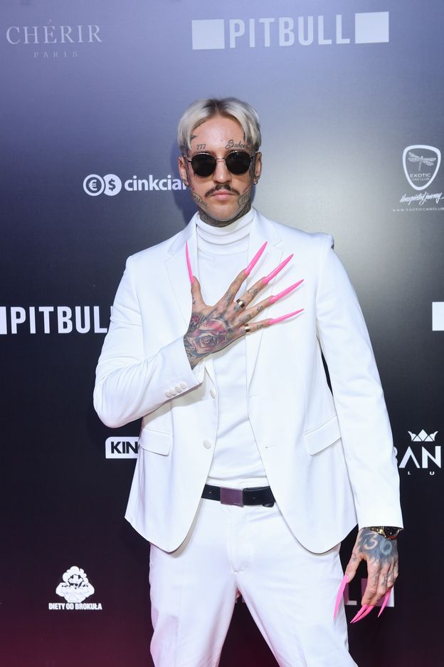 Stifler wyjaśnia, dlaczego nosi DŁUGIE PAZNOKCIE: "To fajne, kolorowe ...