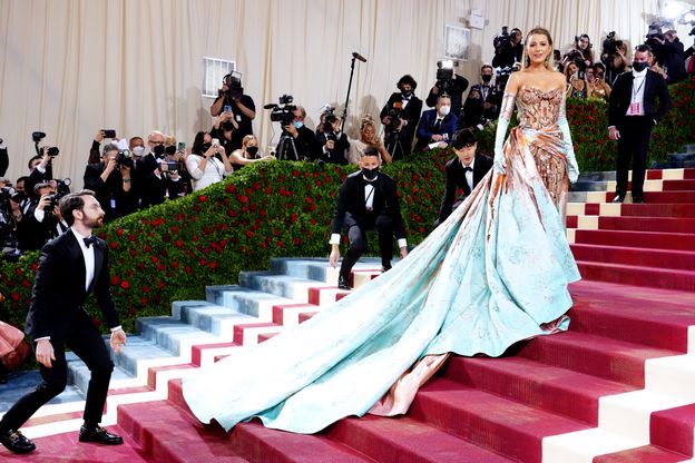 Gala MET 2022. Blake Lively odsłania drugą kreację na słynnych schodach ...