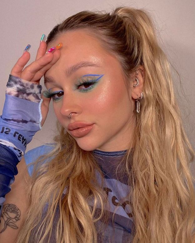 Lila Janowska ekscytuje się krzykliwymi ozdobami do samochodu ...