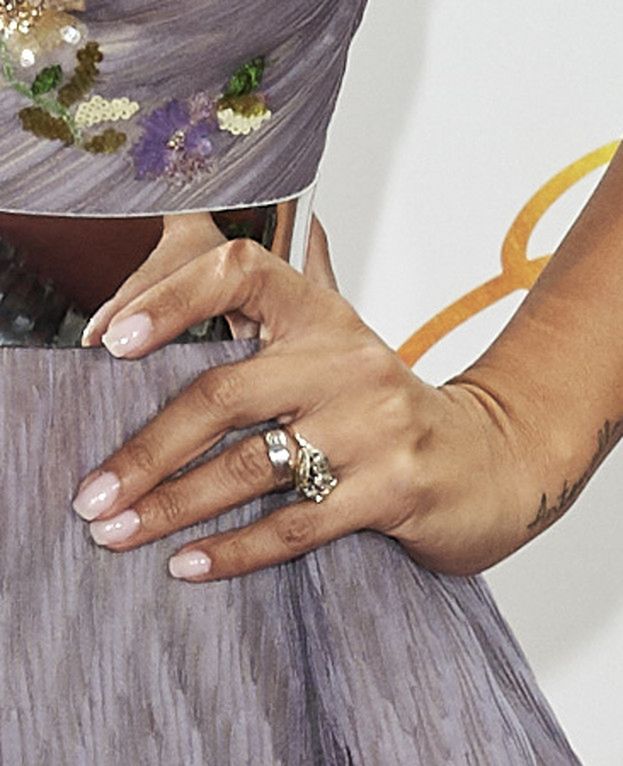 Ulizana siostra Penelope Cruz walczy o uwagę na ściance - Pudelek