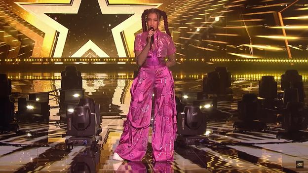 Sara James zachwyca Simona Cowella w "America's Got Talent" - Pudelek