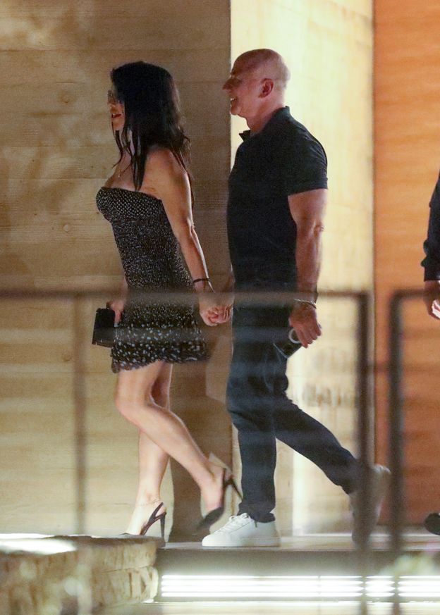 58-letni multimiliarder Jeff Bezos i przyodziana w mini Lauren Sanchez ...