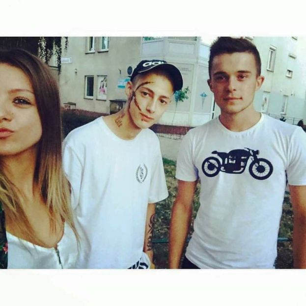 Fan Popka, który pociął sobie twarz został ojcem? "Dziecko zdrowe ...