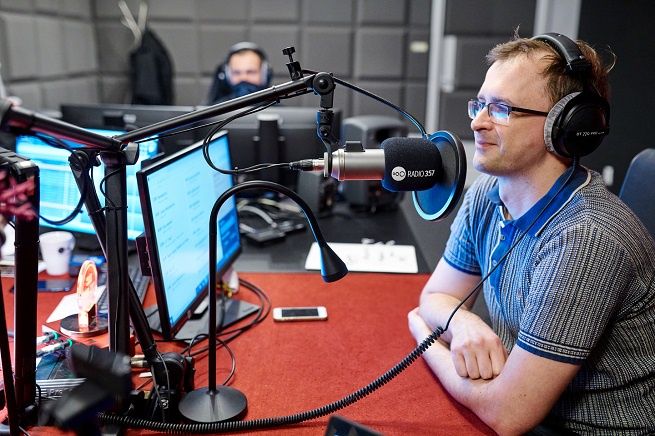 Bartosz Gil w Radiu 357 prowadzi „Panoptikum” i „Wiszące ogrody”