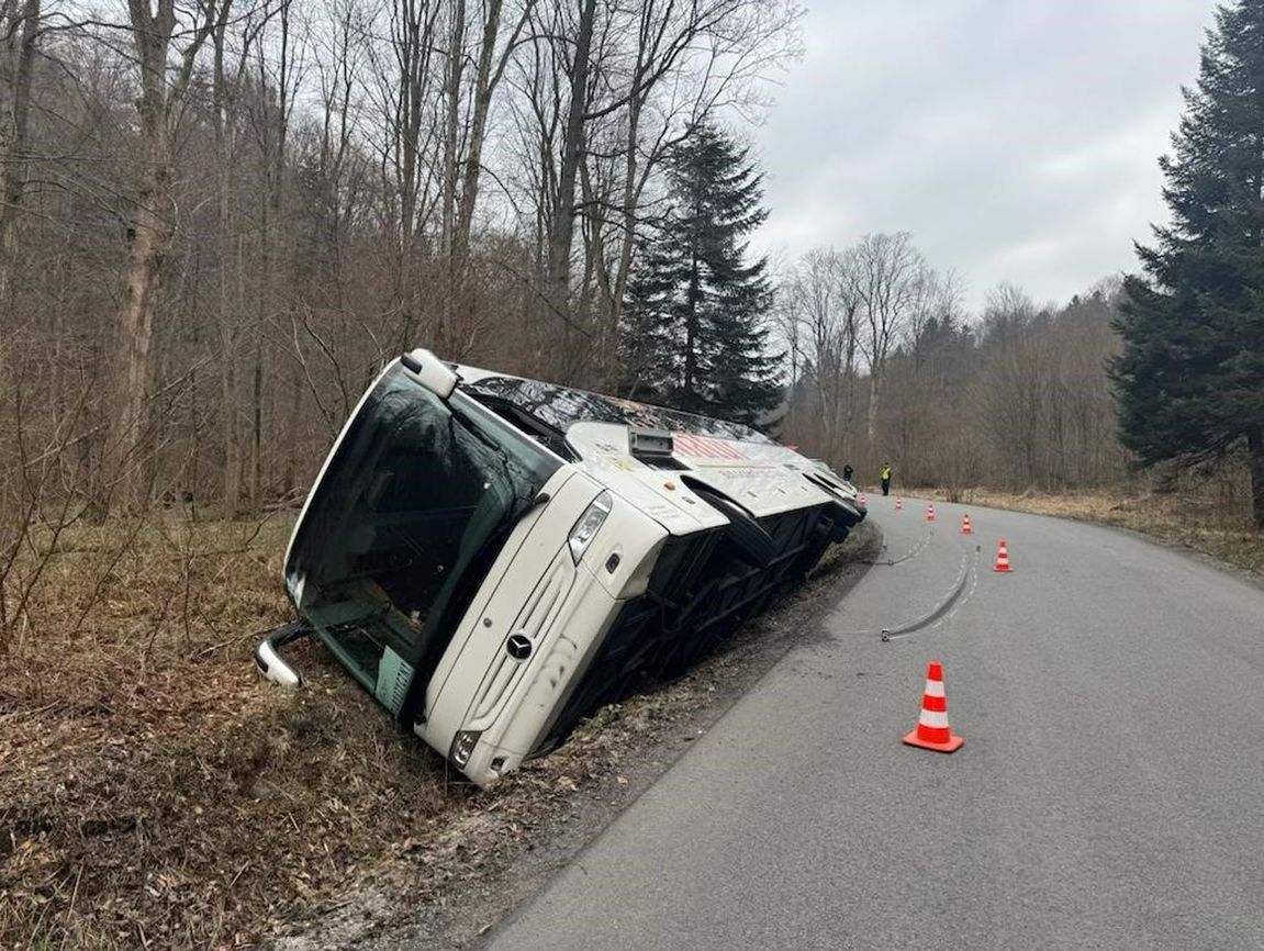 Podkarpackie: Kierowca nie zmieścił się na łuku. Autokar w rowie