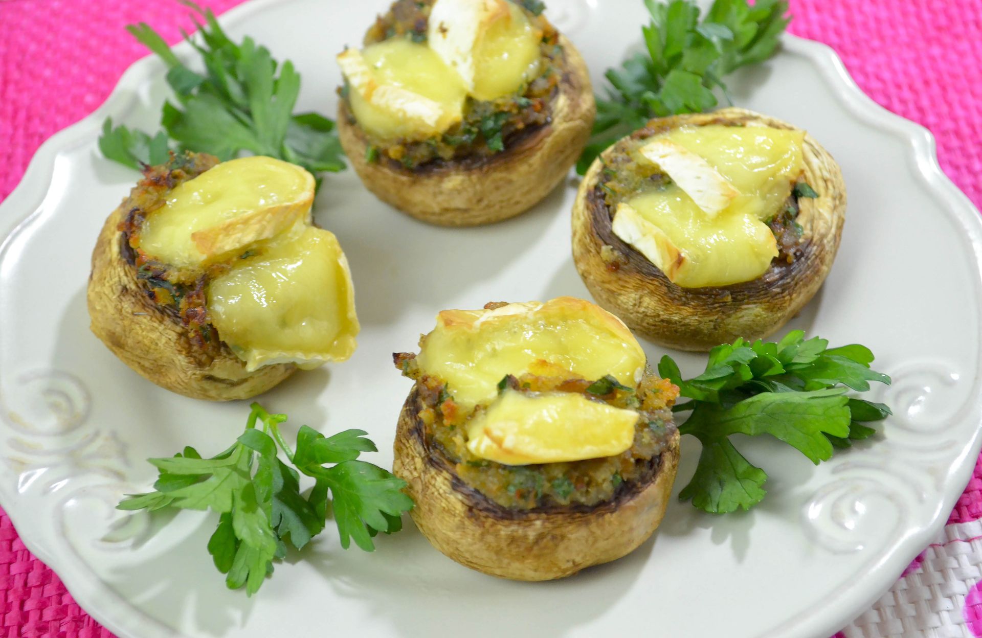 Pieczarki nadziewane serem camembert. Świetny pomysł na przystawkę